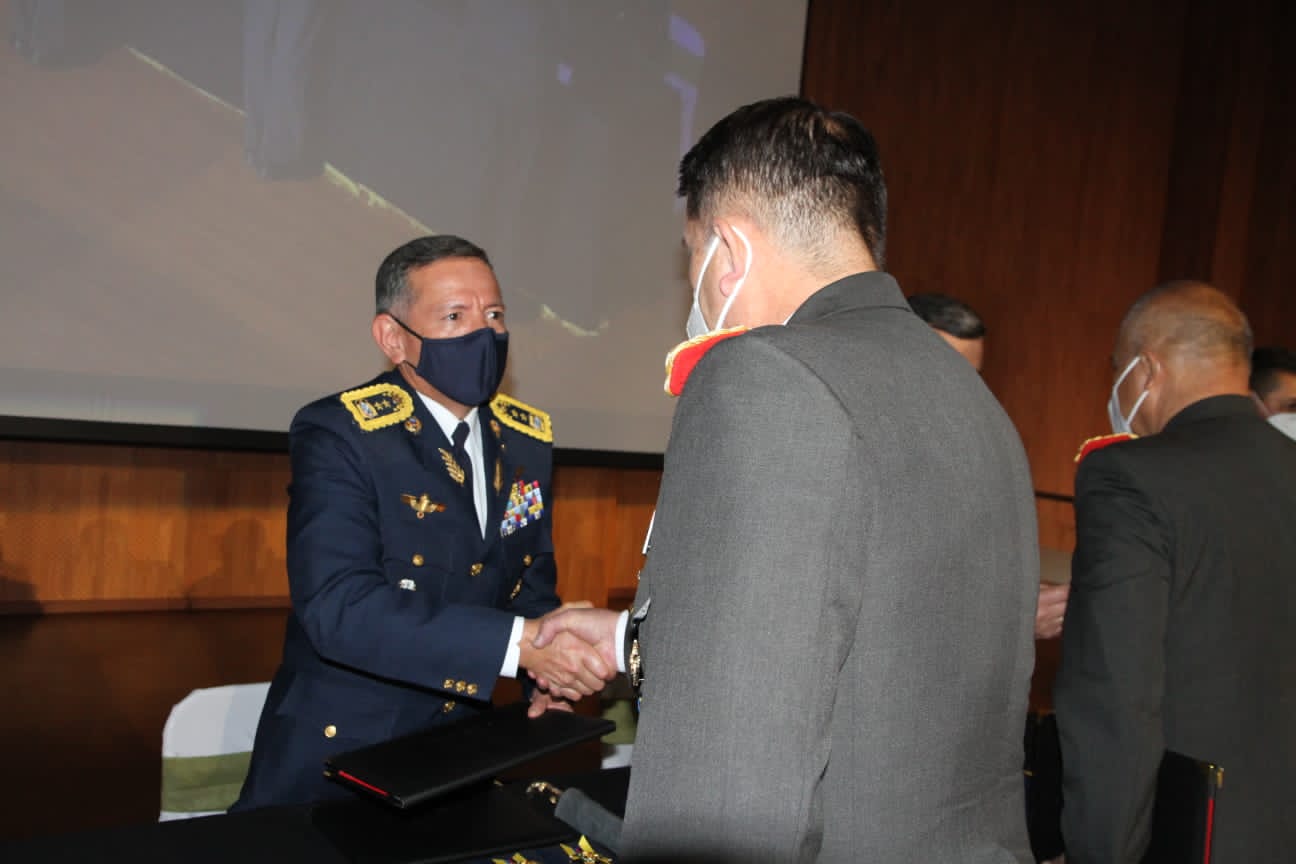Oficiales superiores de la FAE culminan curso de Comando y Estado Mayor ...