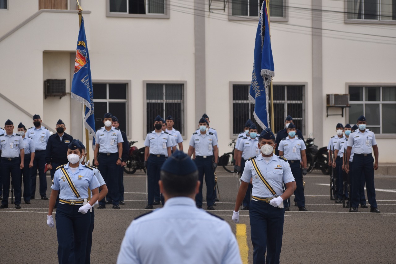 Cambio de porta banderín en la ESMA – Fuerza Aérea Ecuatoriana Cambio de porta banderín en la ESMA – Fuerza Aérea Ecuatoriana