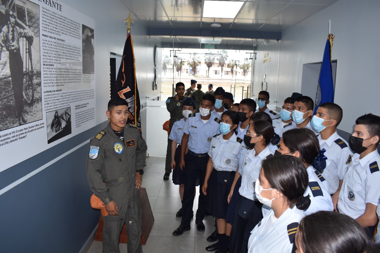 Alumnos de bachillerato visitaron la Escuela Superior Militar de ...
