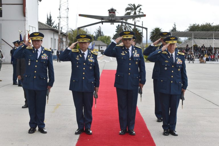 Ceremonia de ascensos, condecoraciones y reconocimientos en Quito ...