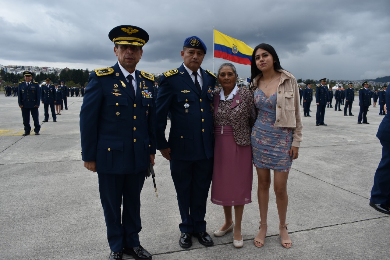 Ceremonia de ascensos, condecoraciones y reconocimientos en Quito ...