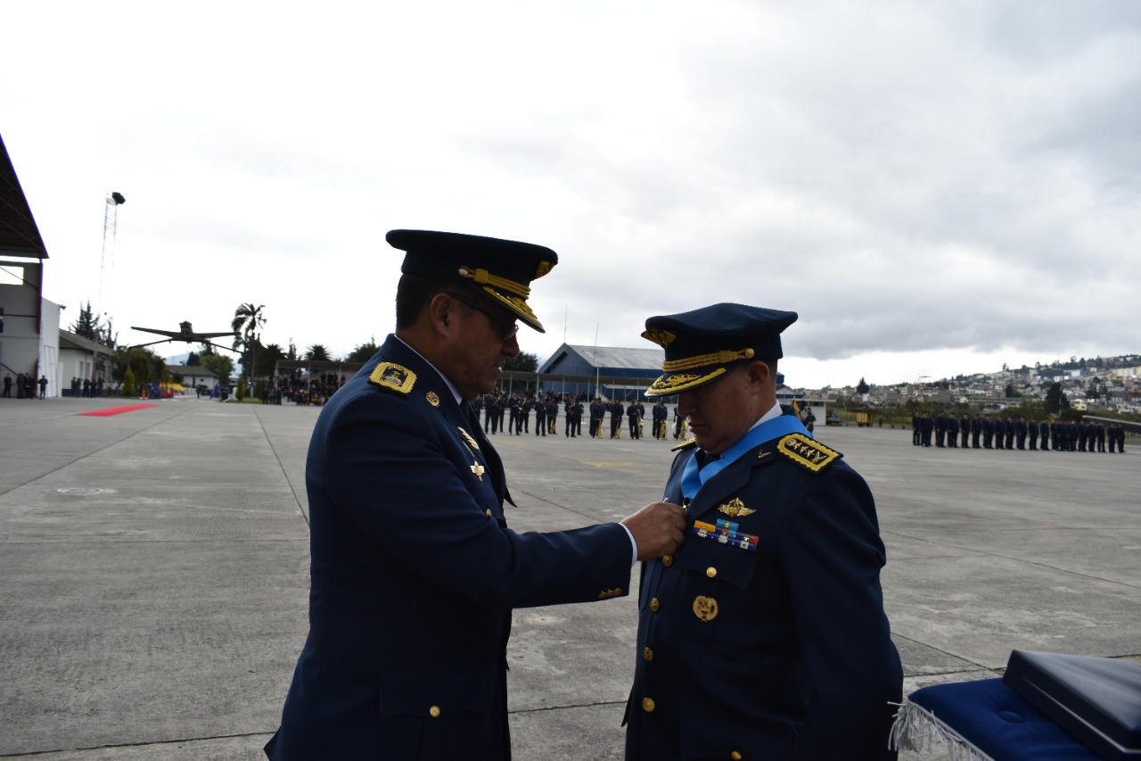 Ceremonia de ascensos, condecoraciones y reconocimientos en Quito ...