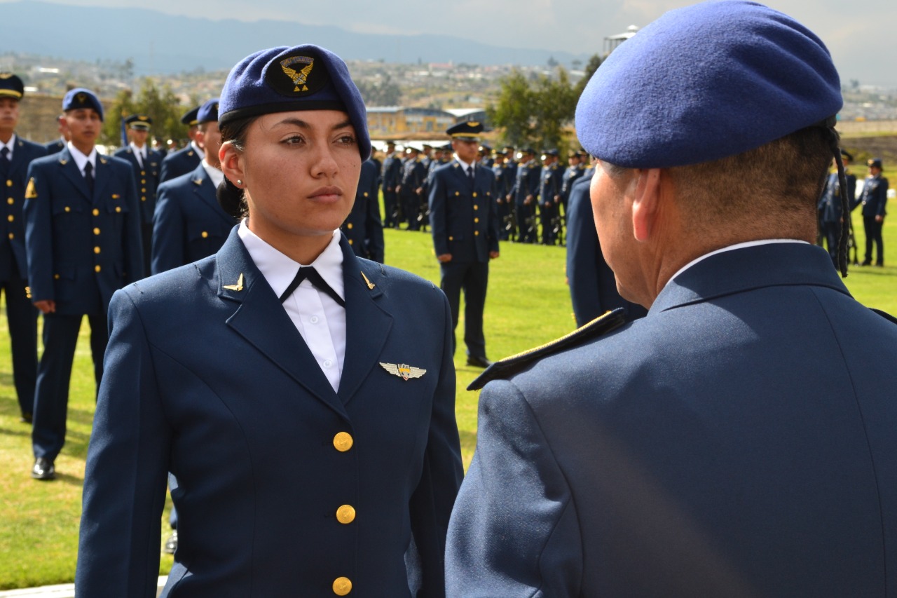 Ceremonia de imposición de alas de especialidad en la ETFA – Fuerza ...