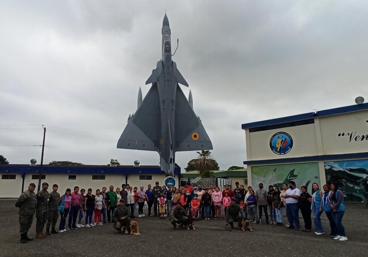 Taura recibe visita de adultos mayores – Fuerza Aérea Ecuatoriana