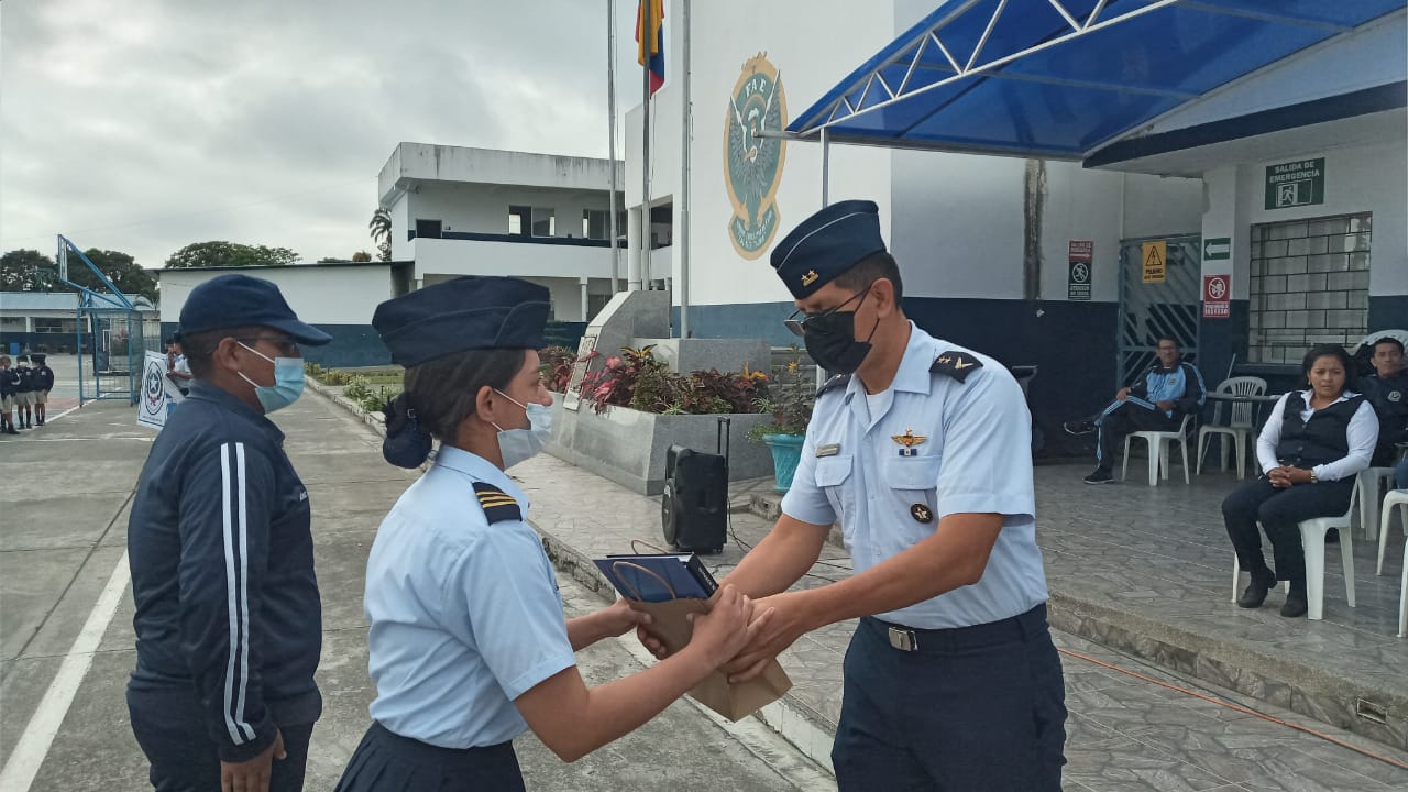 Fuerza Aérea Ecuatoriana conmemora el Día del Escudo Nacional a través ...