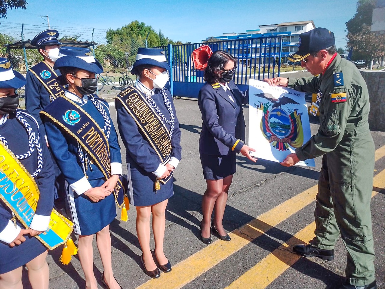 Fuerza Aérea Ecuatoriana conmemora el Día del Escudo Nacional a través ...