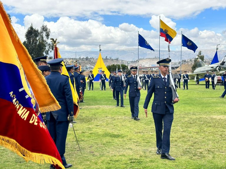 Se realizó ceremonia de ascensos y despedida de señores suboficiales mayores y graduación de ...