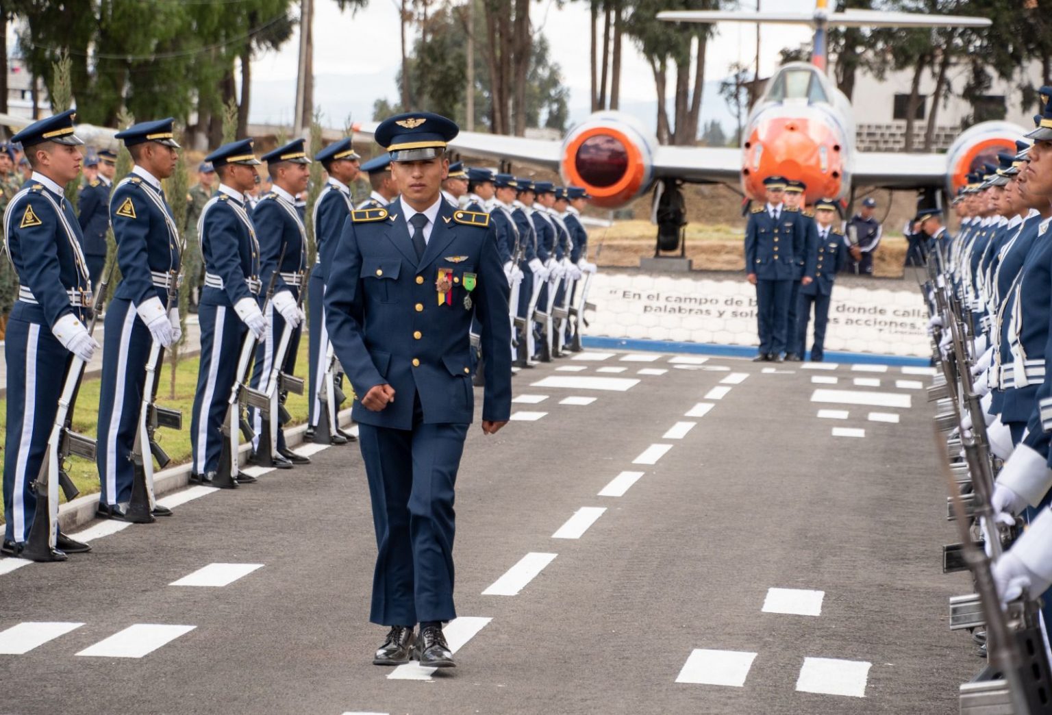 Se realizó ceremonia de ascensos y despedida de señores suboficiales mayores y graduación de ...